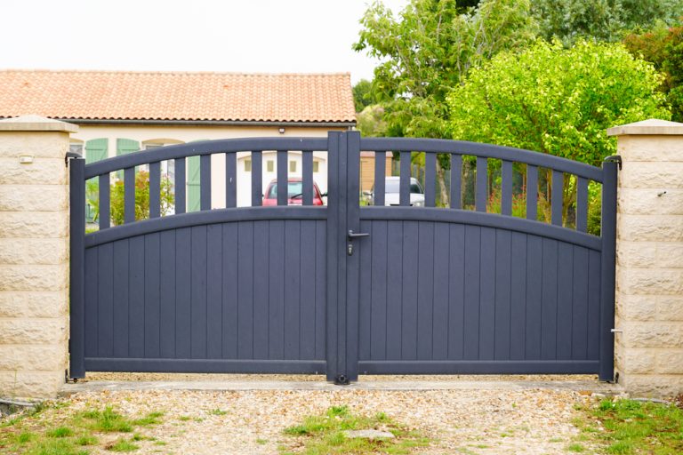 Les types de fixation de portails battants